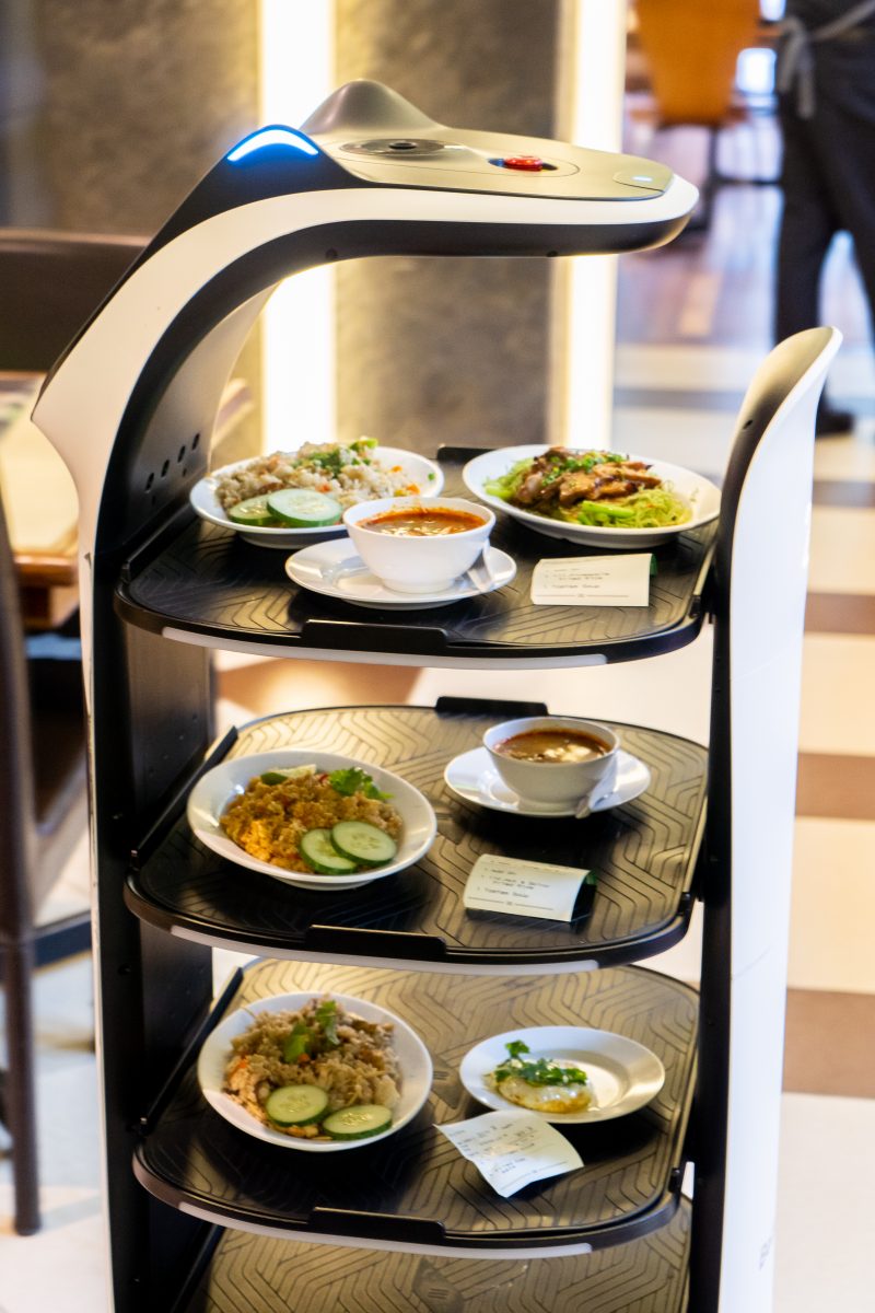 The new revolution of robot waiters: Your new hire shows up to work ...