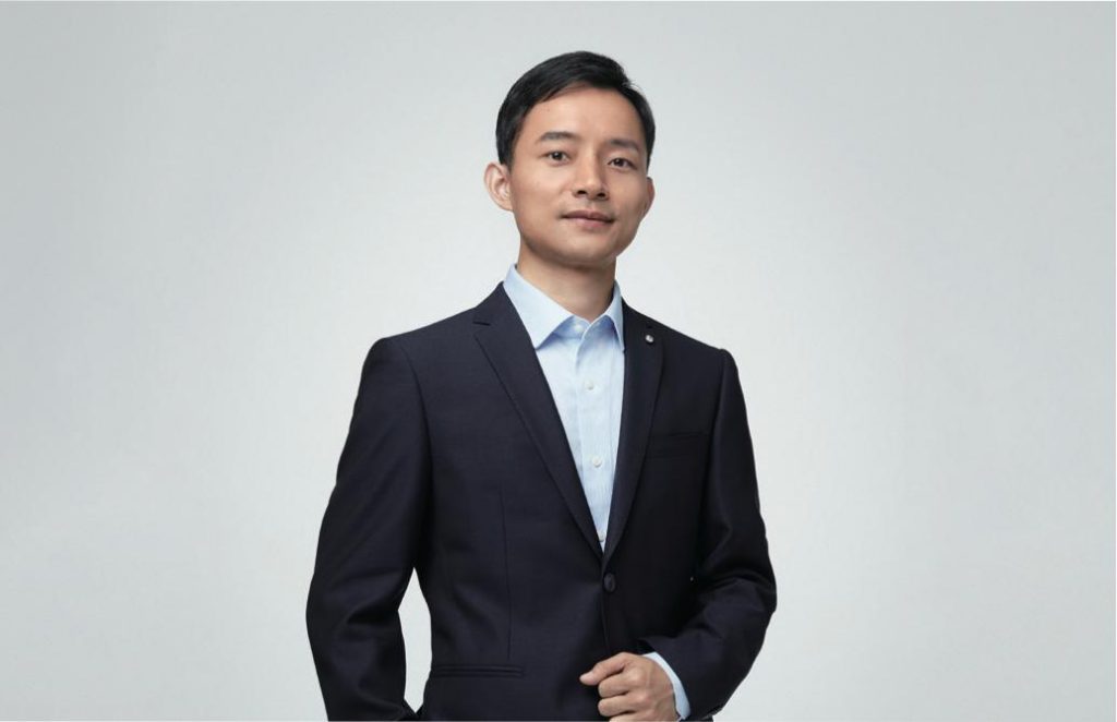 The new revolution of robot waiters: Your new hire shows up to work with a smile without fail ...